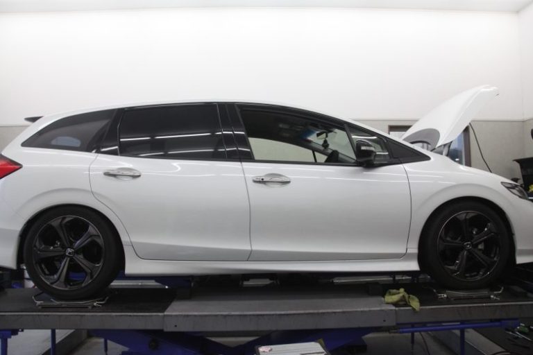 ジェイド FR5 TEIN車高調取り付けと四輪アライメント - カー用品持込取り付け専門店 フラットフィールド ・四輪アライメント・サスペンション交換