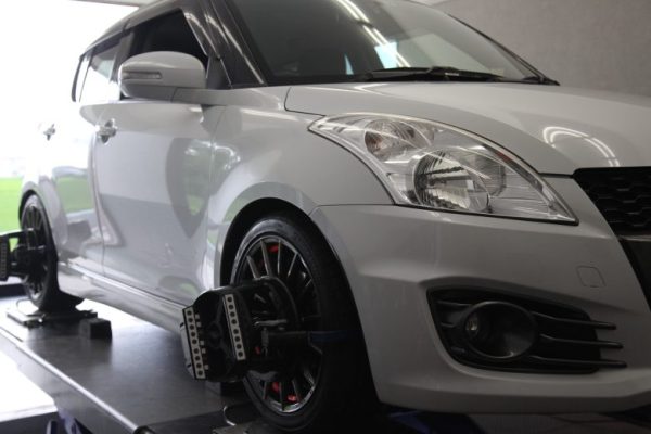 スイフト ZC33S SWKダウンサス取り付けと四輪アライメント調整 ｜ カー用品持込取り付け専門店 フラットフィールド ・四輪アライメント・サスペンション交換