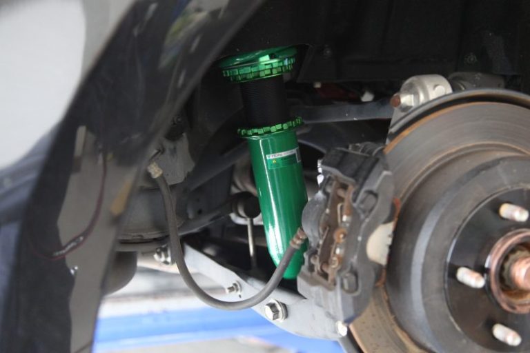 クラウン AWS210 TEIN車高調取付と四輪アライメント ｜ カー用品持込取り付け専門店 フラットフィールド ・四輪アライメント・サスペンション交換