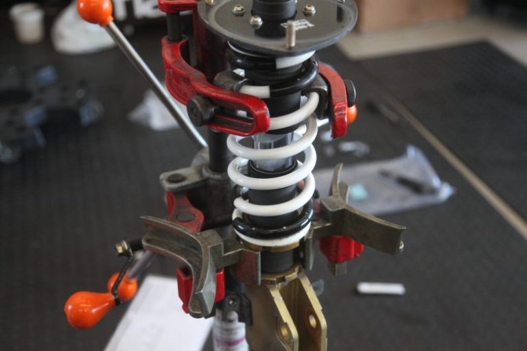 レヴォーグ VN4 フロント車高調スプリング交換と1G締め 四輪アライメント ｜ カー用品持込取り付け専門店 フラットフィールド ・四輪 ...